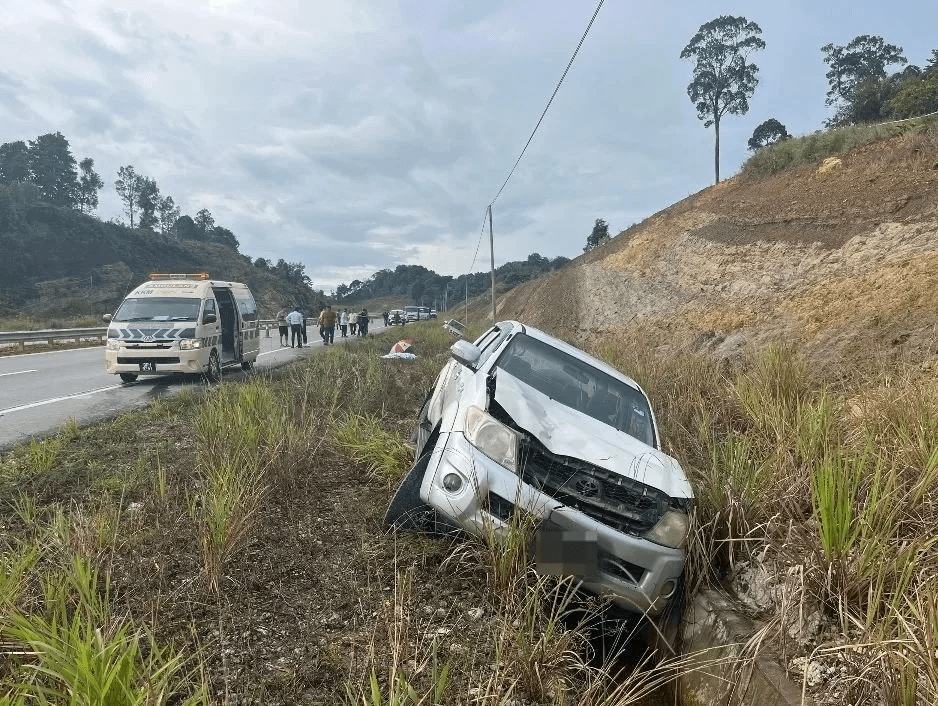 M'sian Man Hit By Hilux While Waiting For Help After Getting Into An ...