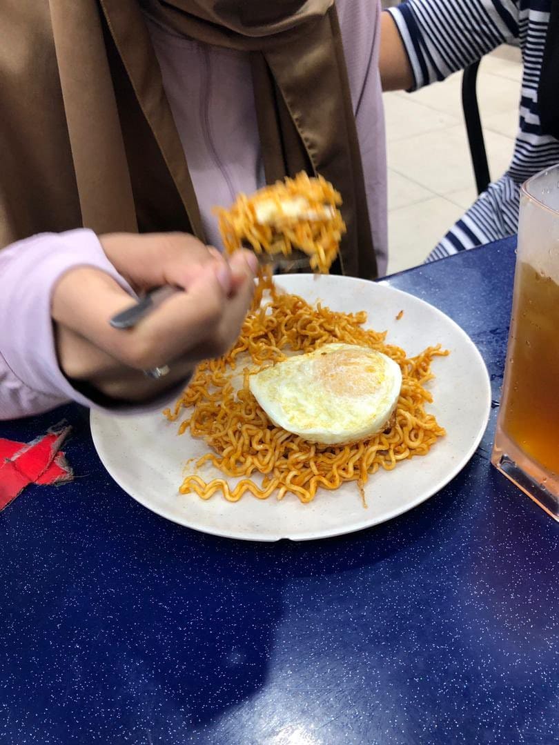 Man gets beat up by mamak workers after voicing displeasure over ...