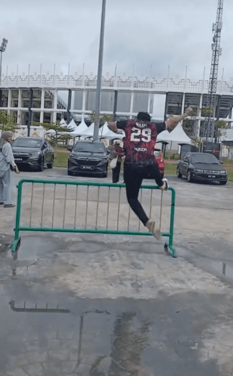 M'sian Man Tries To Leap Over Metal Fence But His Leg Decided To Say ...